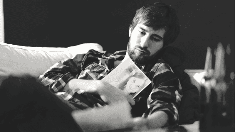10 Signs That He Still Thinks About His Ex